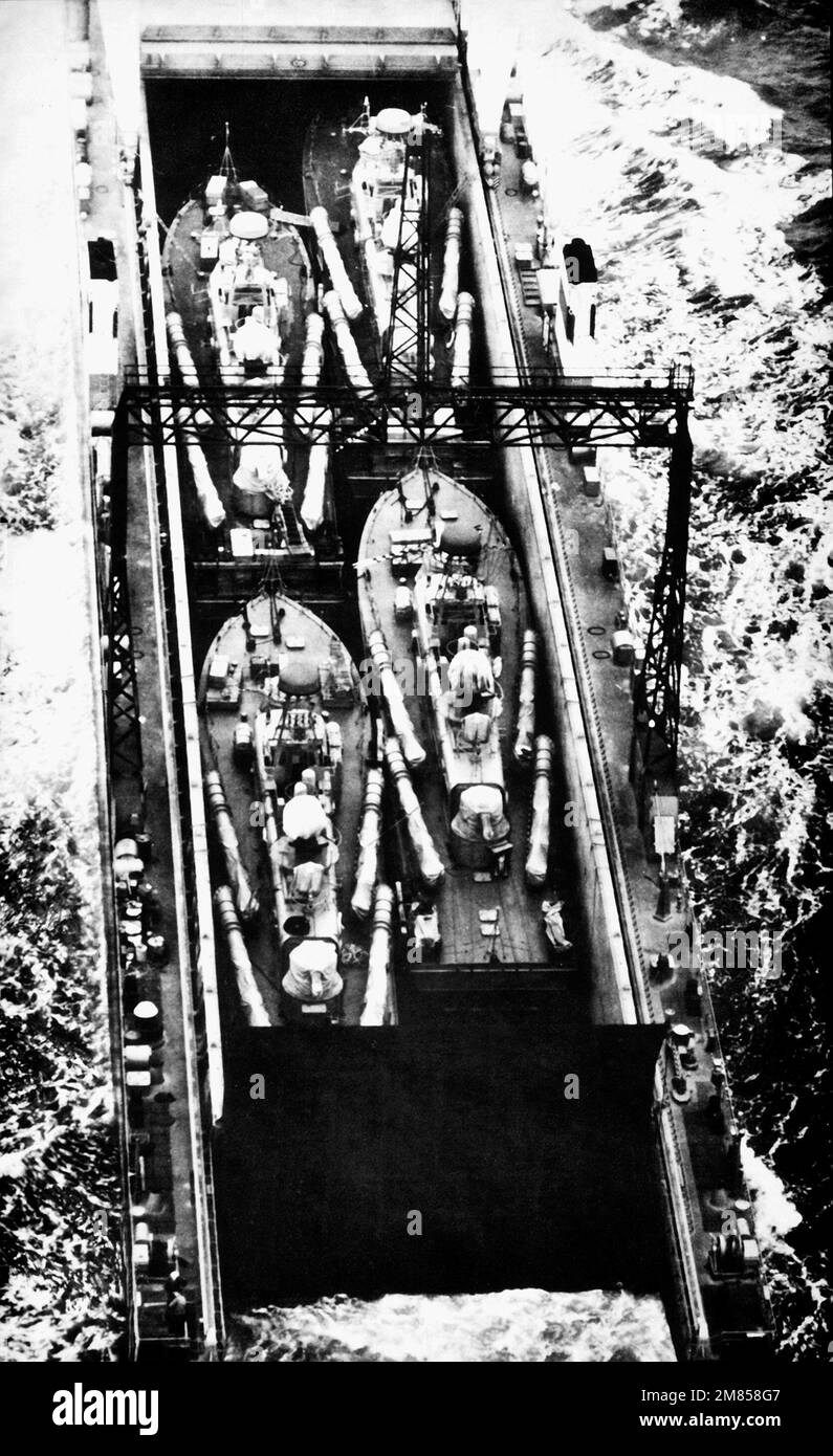 Vue aérienne de quatre torpilles de classe Shershen transportées à bord ...