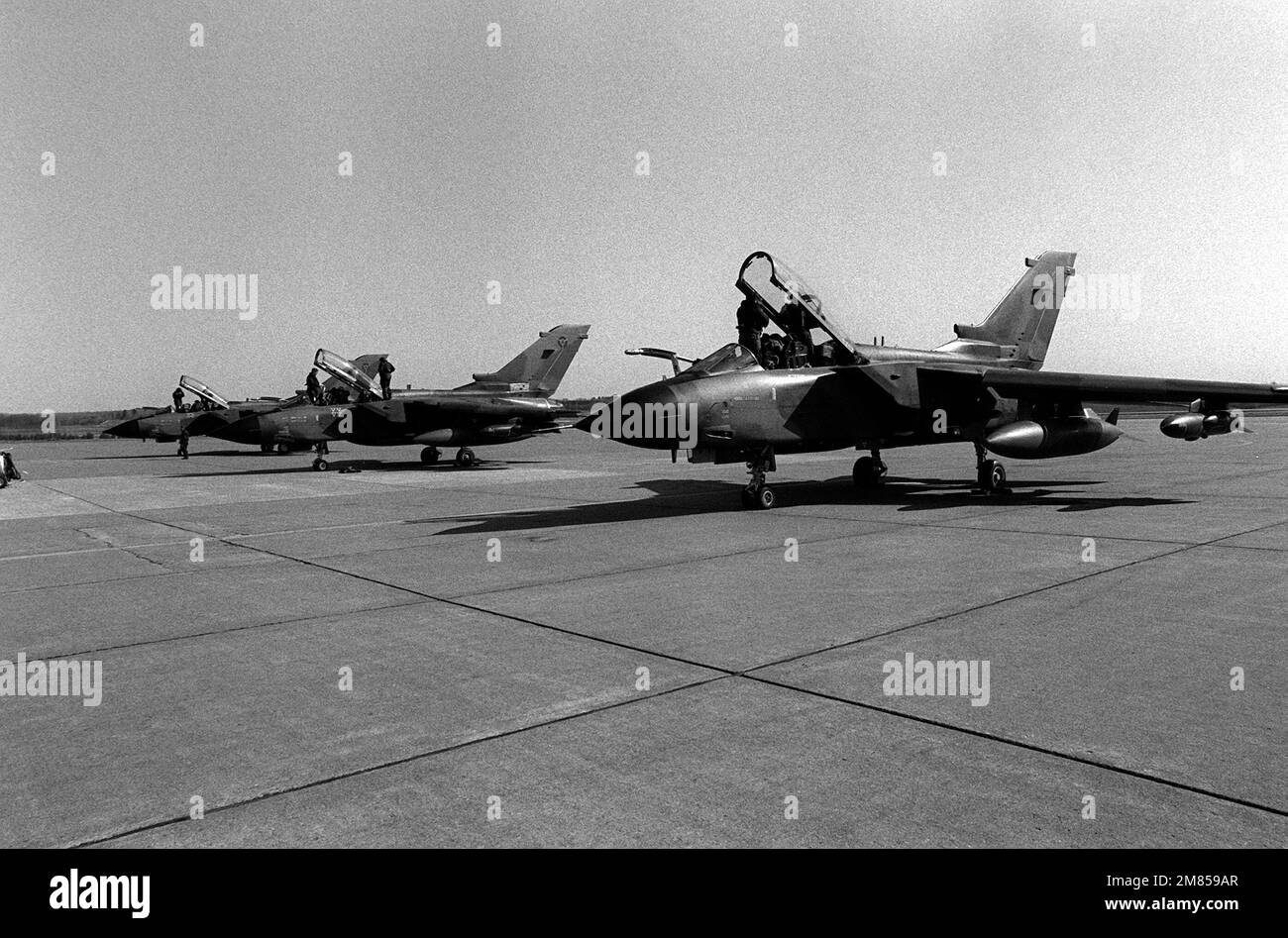 Les équipages de trois britanniques Royal Air Force GR. Mark 1 les ...