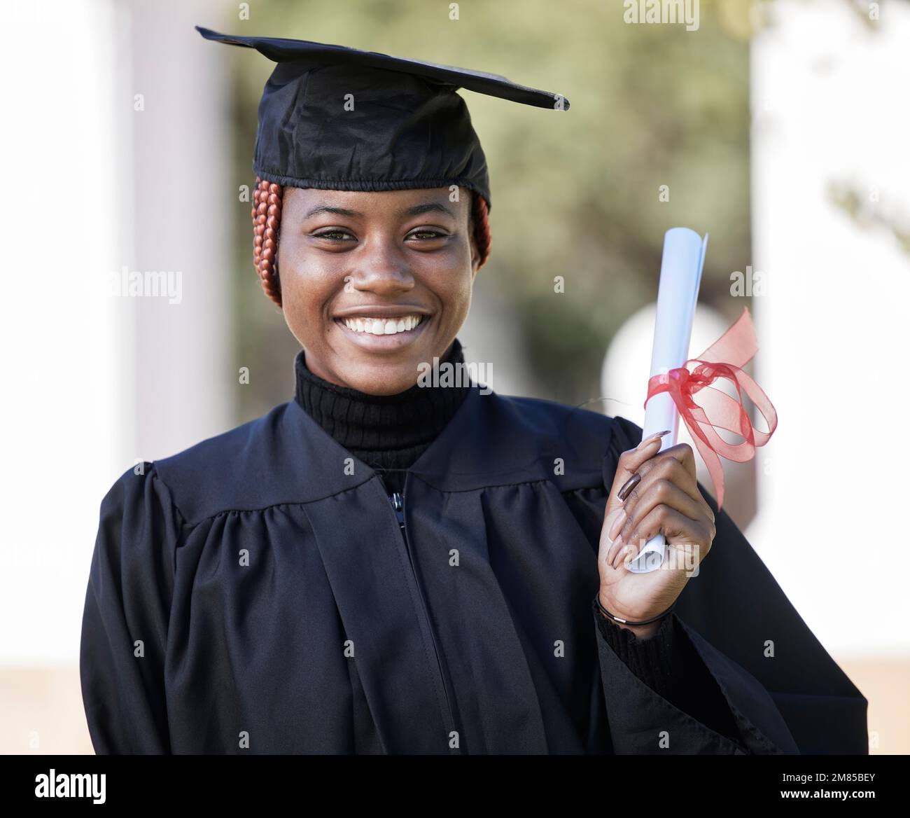 Femme noire, certificat de graduation avec portrait universitaire ... Femme noire, certificat de graduation avec portrait universitaire ...