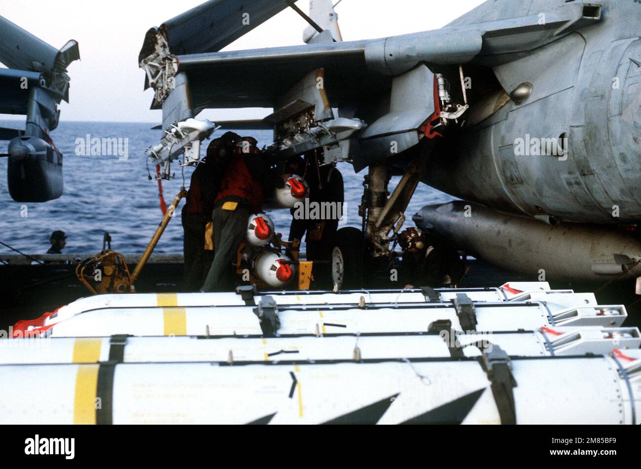 Des munitions d'aviation à bord du porte-avions USS CORAL SEA (CV-43) chargent des bombes à ...