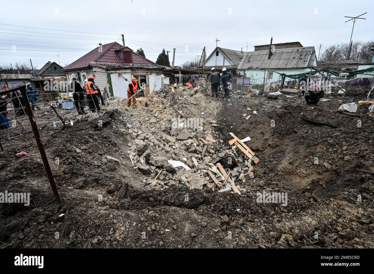 ZAPORIZHHIA, UKRAINE - 12 JANVIER 2023 - Un cratère de six mètres est ...