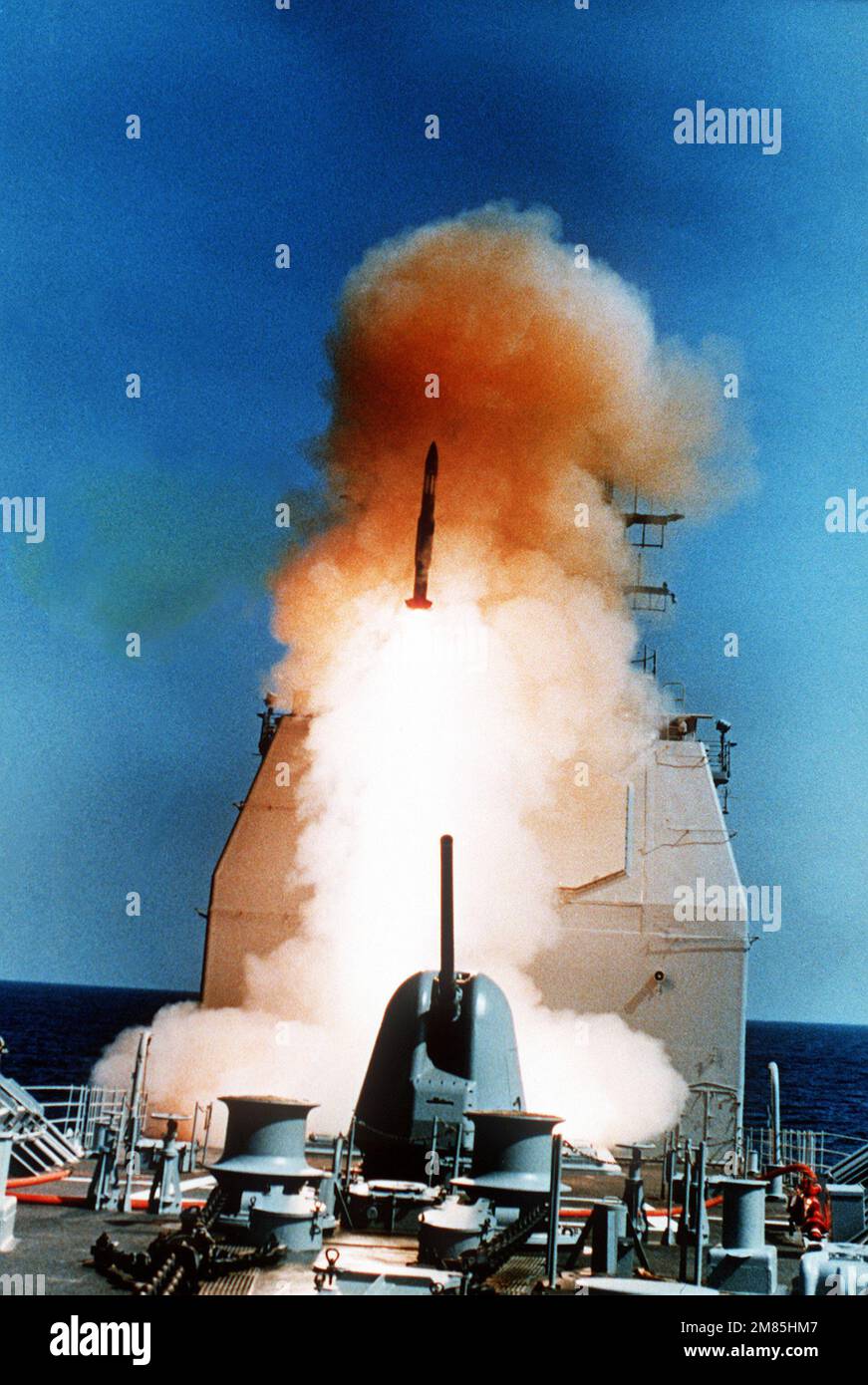 L'essai guidé de BUNKER HILL (CG-52) lance un missile RIM-66C SM-2 du ...