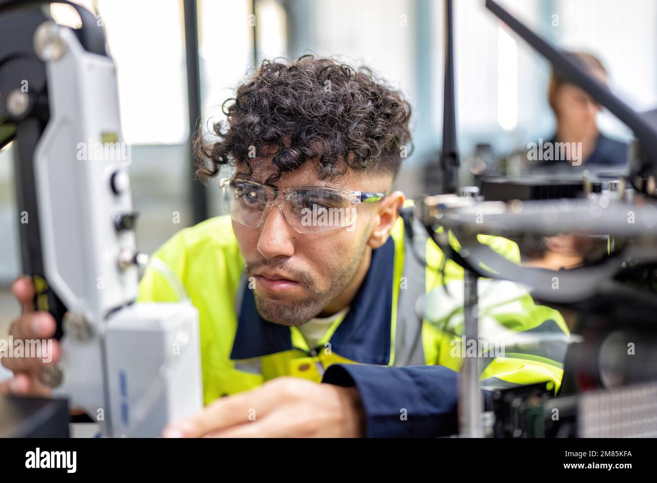Un ingénieur apprend la théorie de base sur l'utilisation de la ...