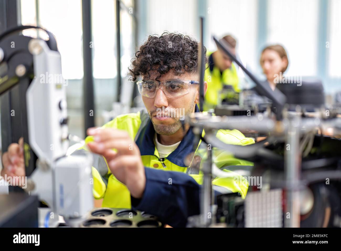 Un ingénieur apprend la théorie de base sur l'utilisation de la ...