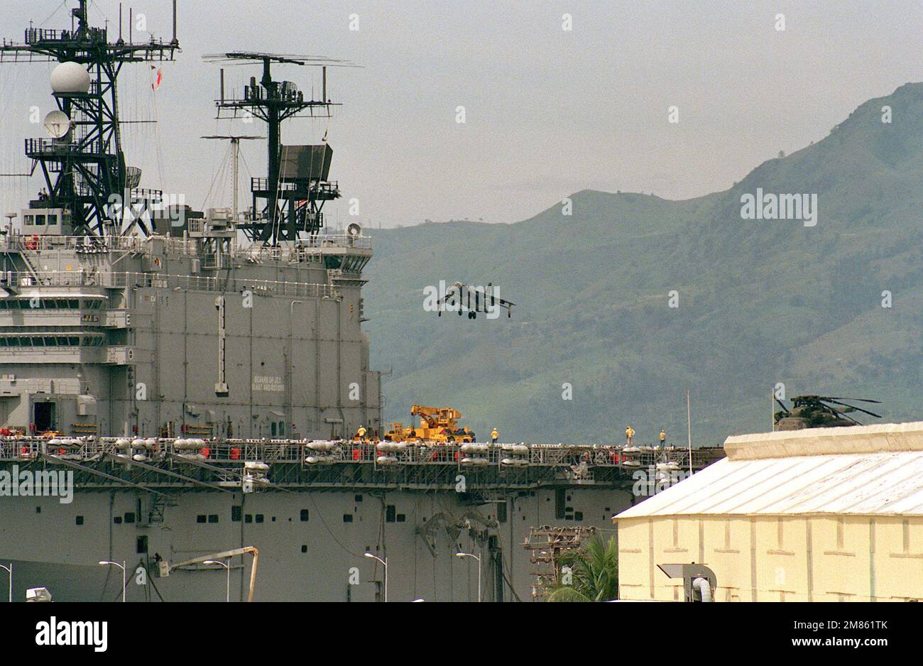 Amphibious assault ship uss tarawa lha 1 Banque de photographies et d’images à haute résolution ...