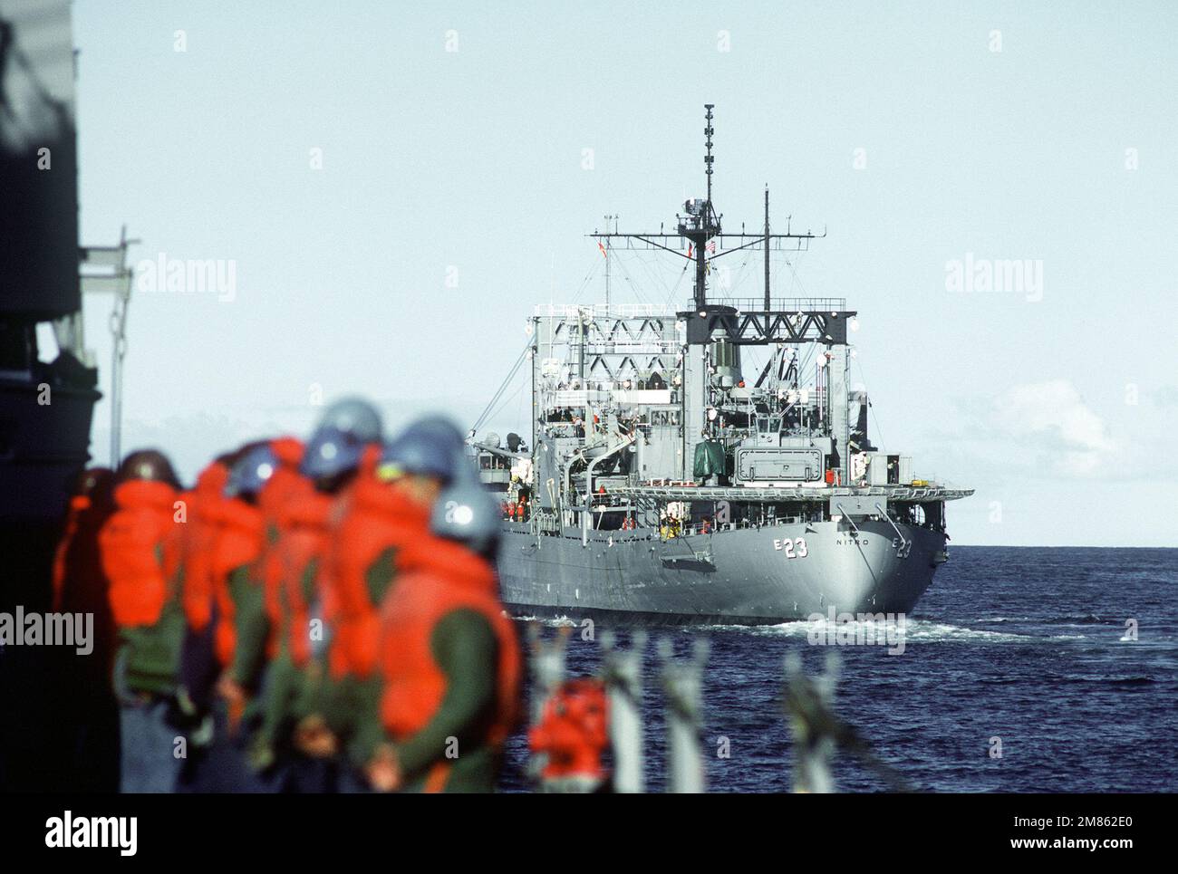 Le crewman se trouve à bord du cuirassé USS IOWA (BB-61) qui approche ...