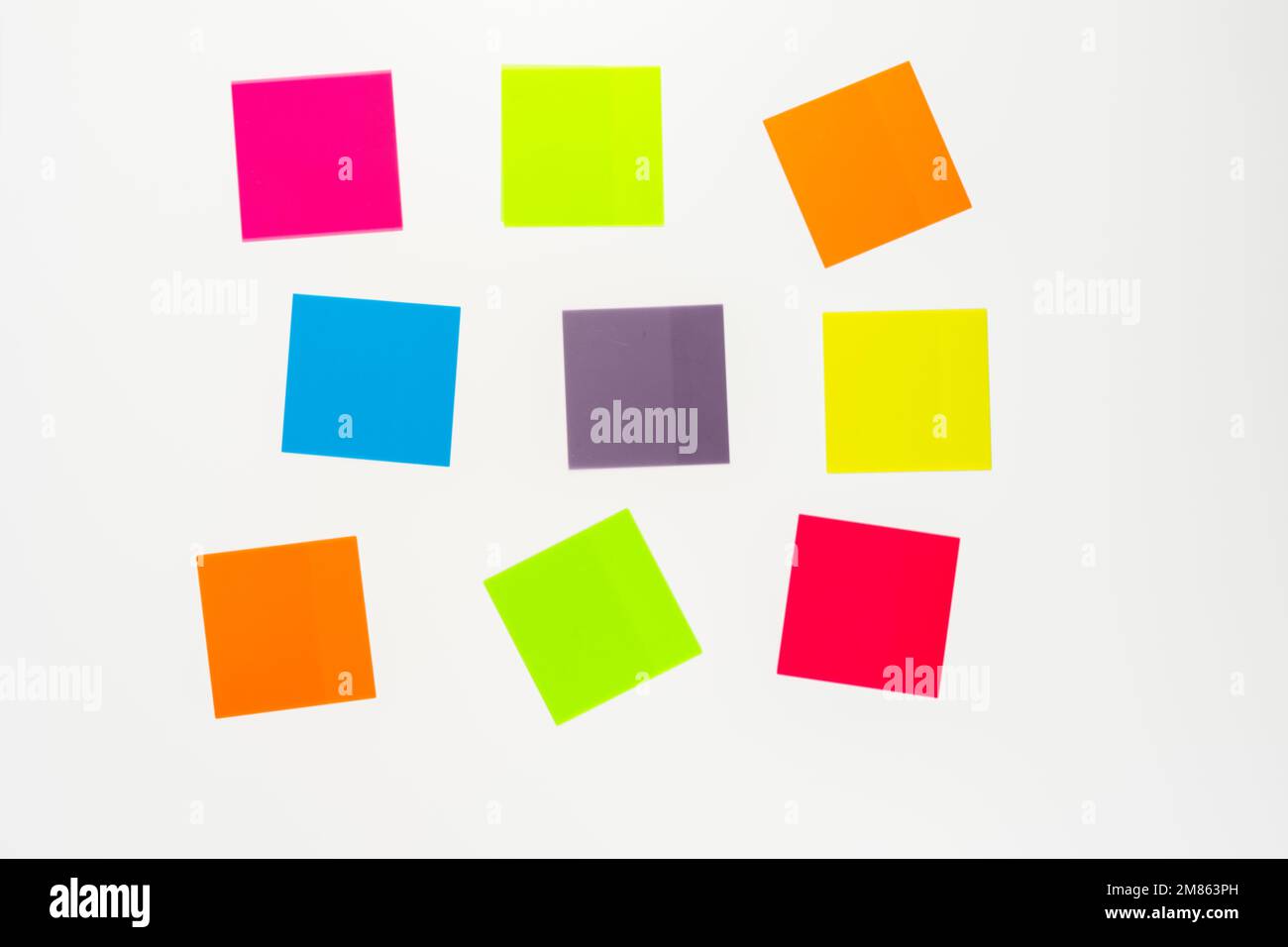 modèle concept idée un arrangement aléatoire de post-it coloré post ...