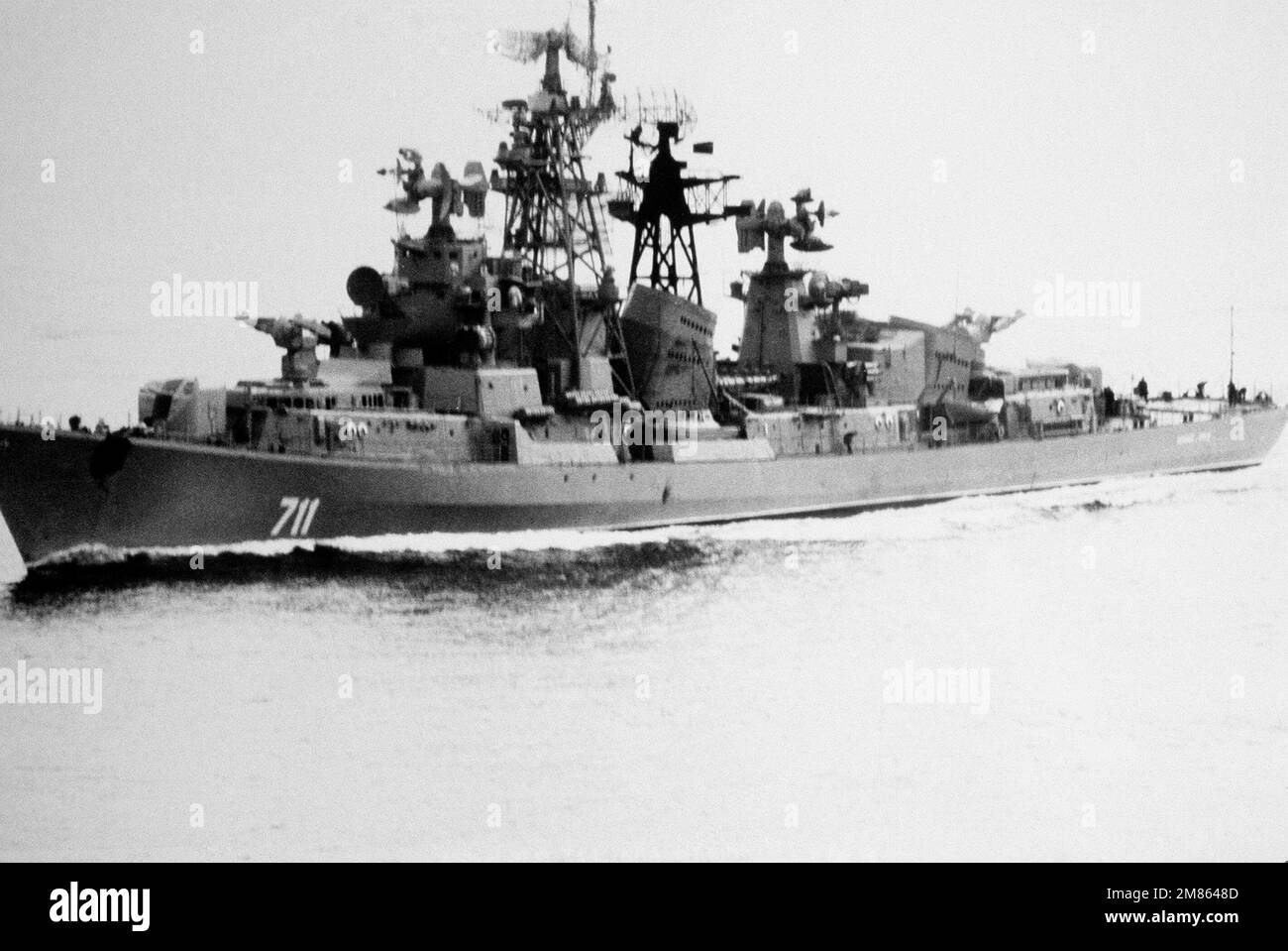 Une vue de l'arc du port du destroyer de missile guidé DE classe Kashin ...