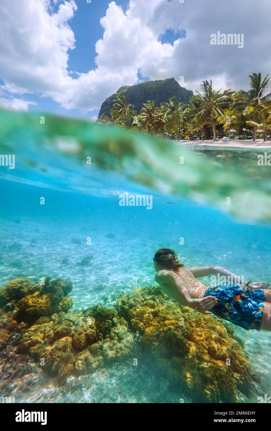 Plongée adolescent plongée au tuba au-dessus des récifs coralliens ...