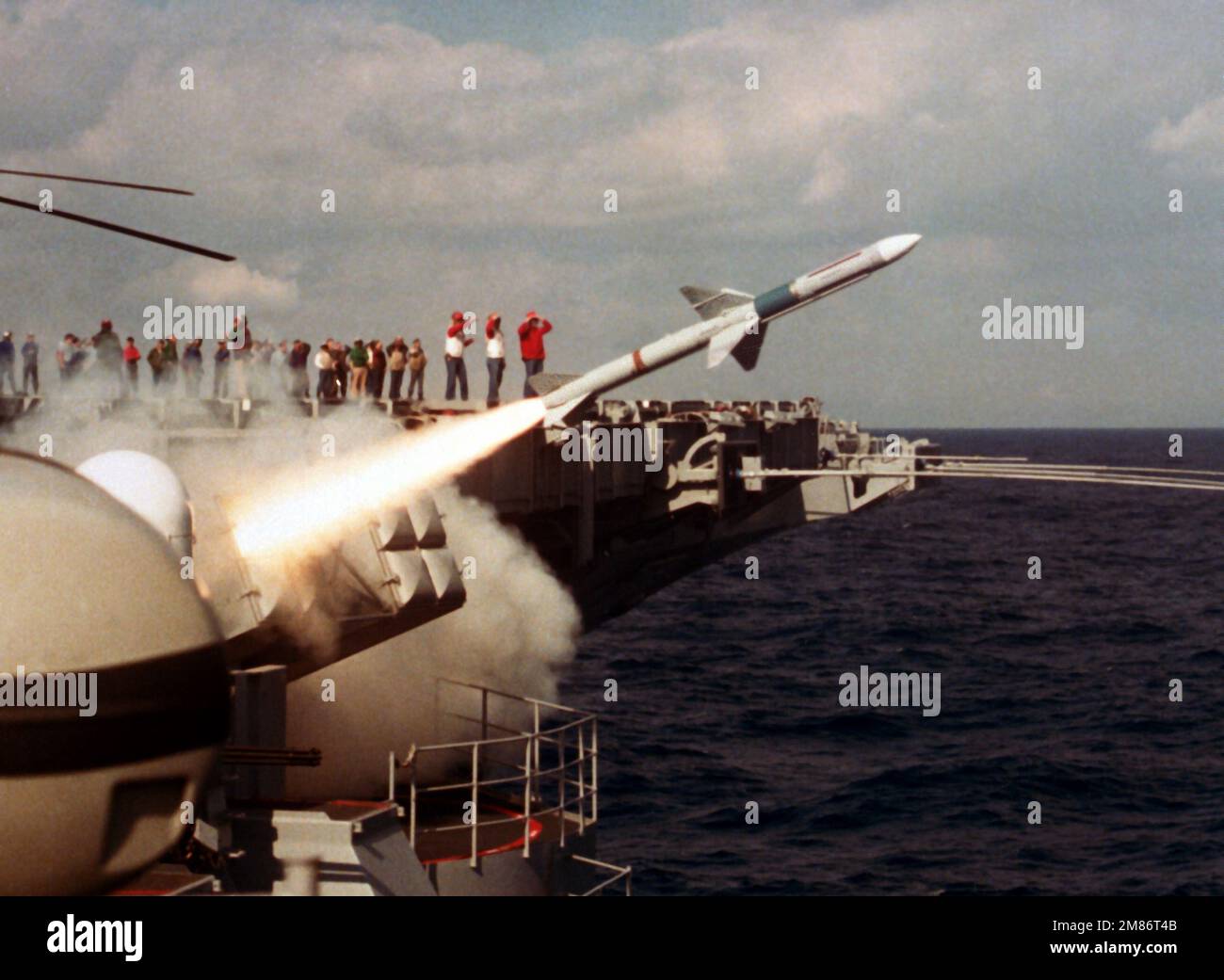 Un missile Sparrow de mer RIM-7 est tiré d'un lanceur de missile ...