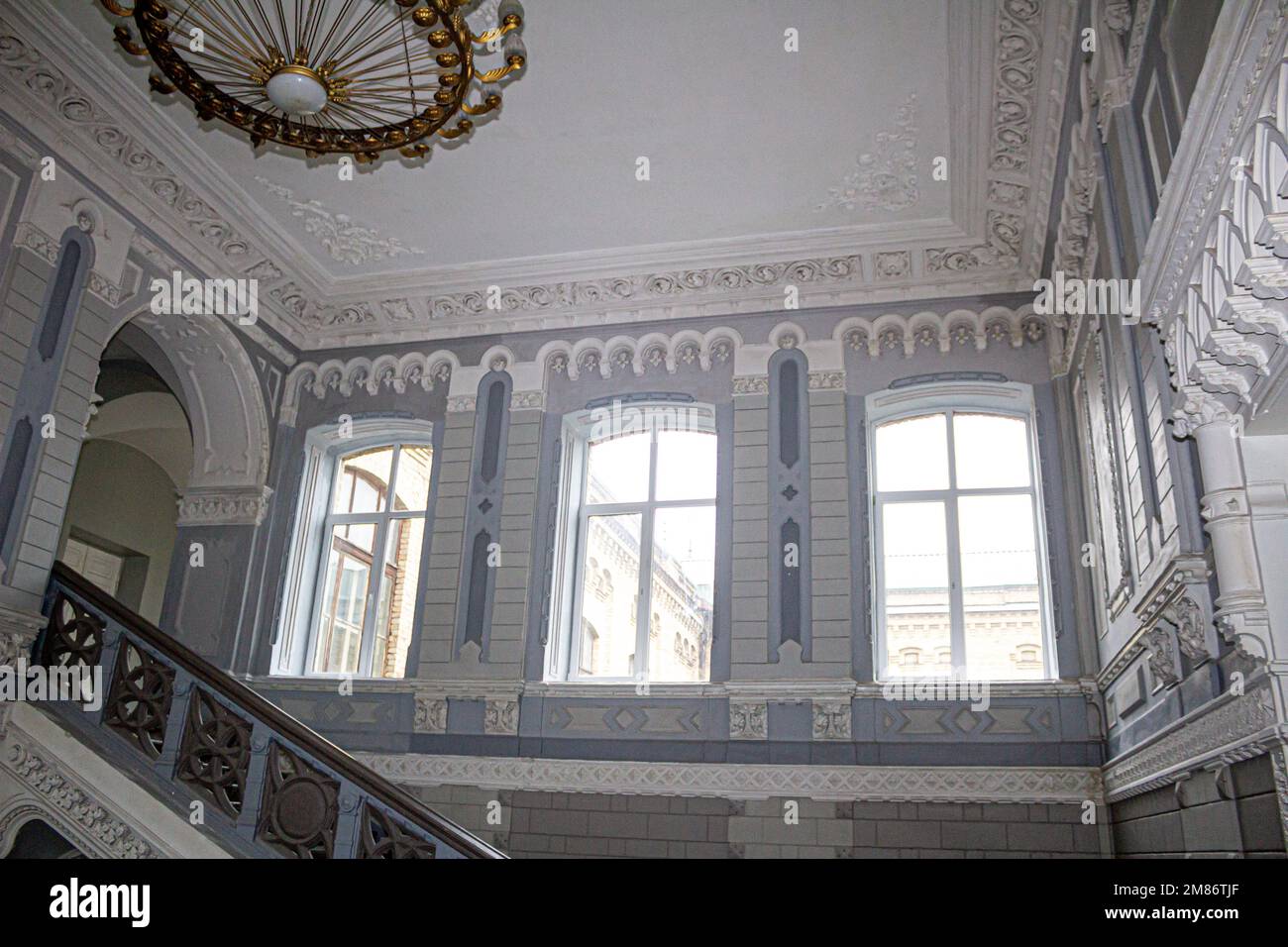 Ancienne architecture de château ukrainien à l'intérieur du bâtiment ...