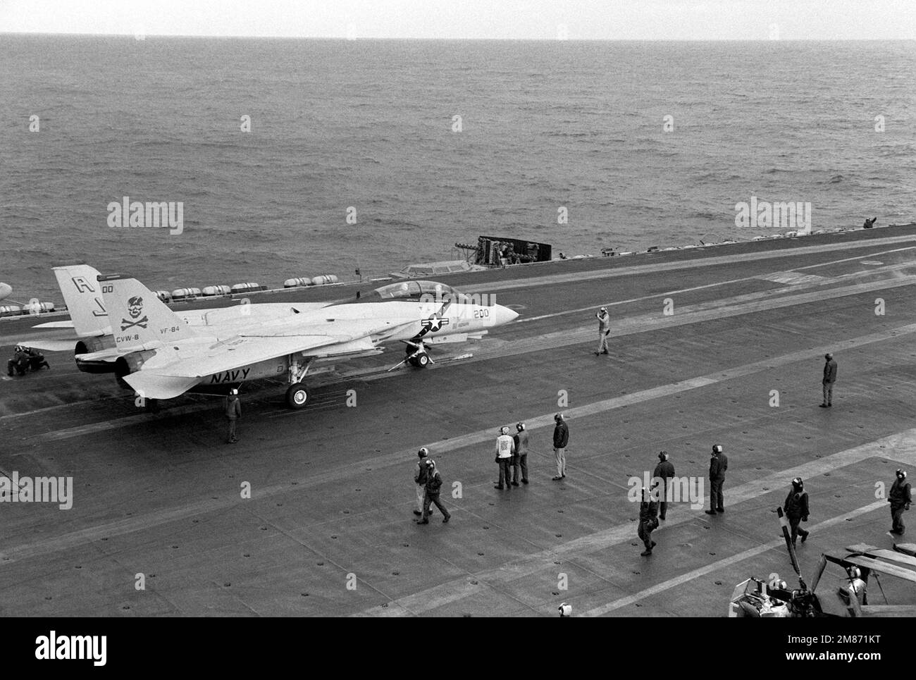 Un avion F-14A Tomcat du Fighter Squadron 84 (VF-84) attend son ...