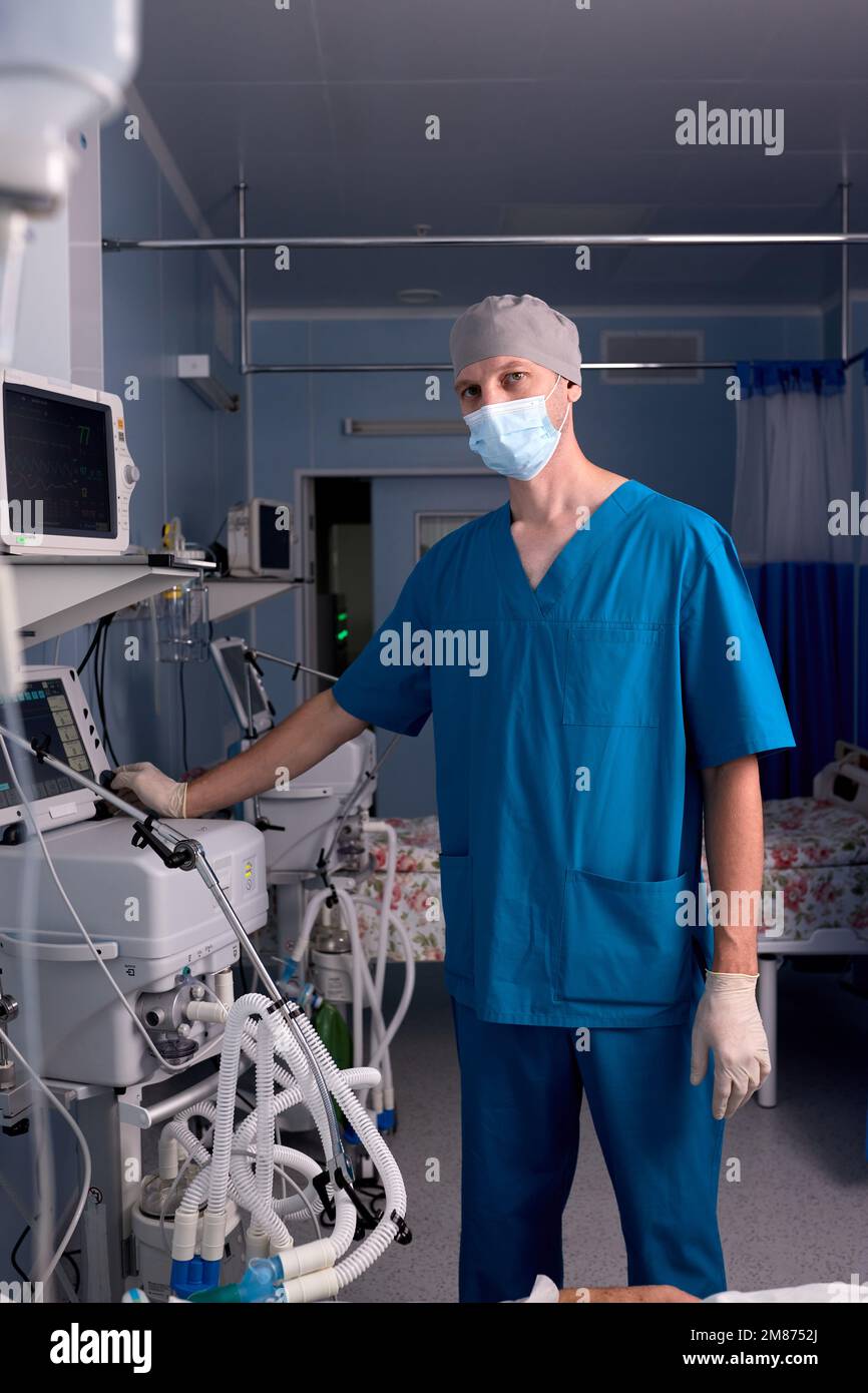 infirmière masculine expérimentée en uniforme bleu debout près de l ...