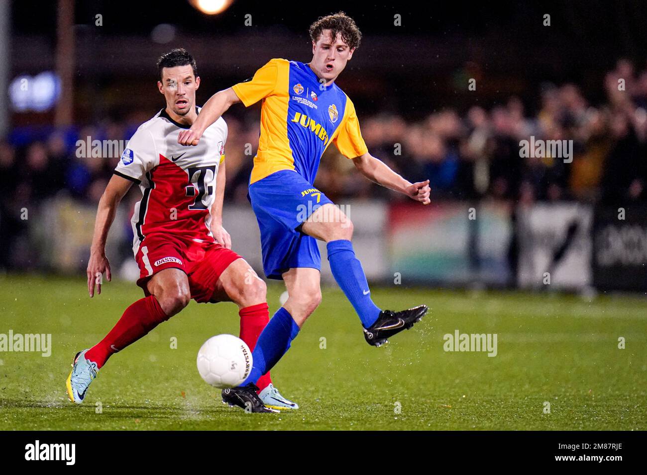 VEGHEL, PAYS-BAS - JANVIER 12 : Nick Viergever du FC Utrecht, Ben van den Nieuwenhof de Blauw ...
