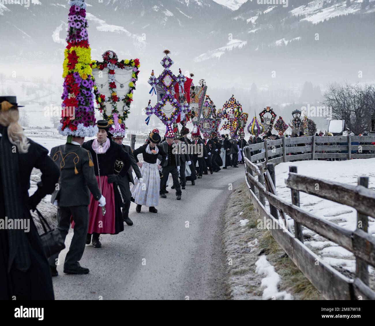 AUTRICHE, GASTEIN - 1 janvier 2023: Perchten dansant sur une route de ...