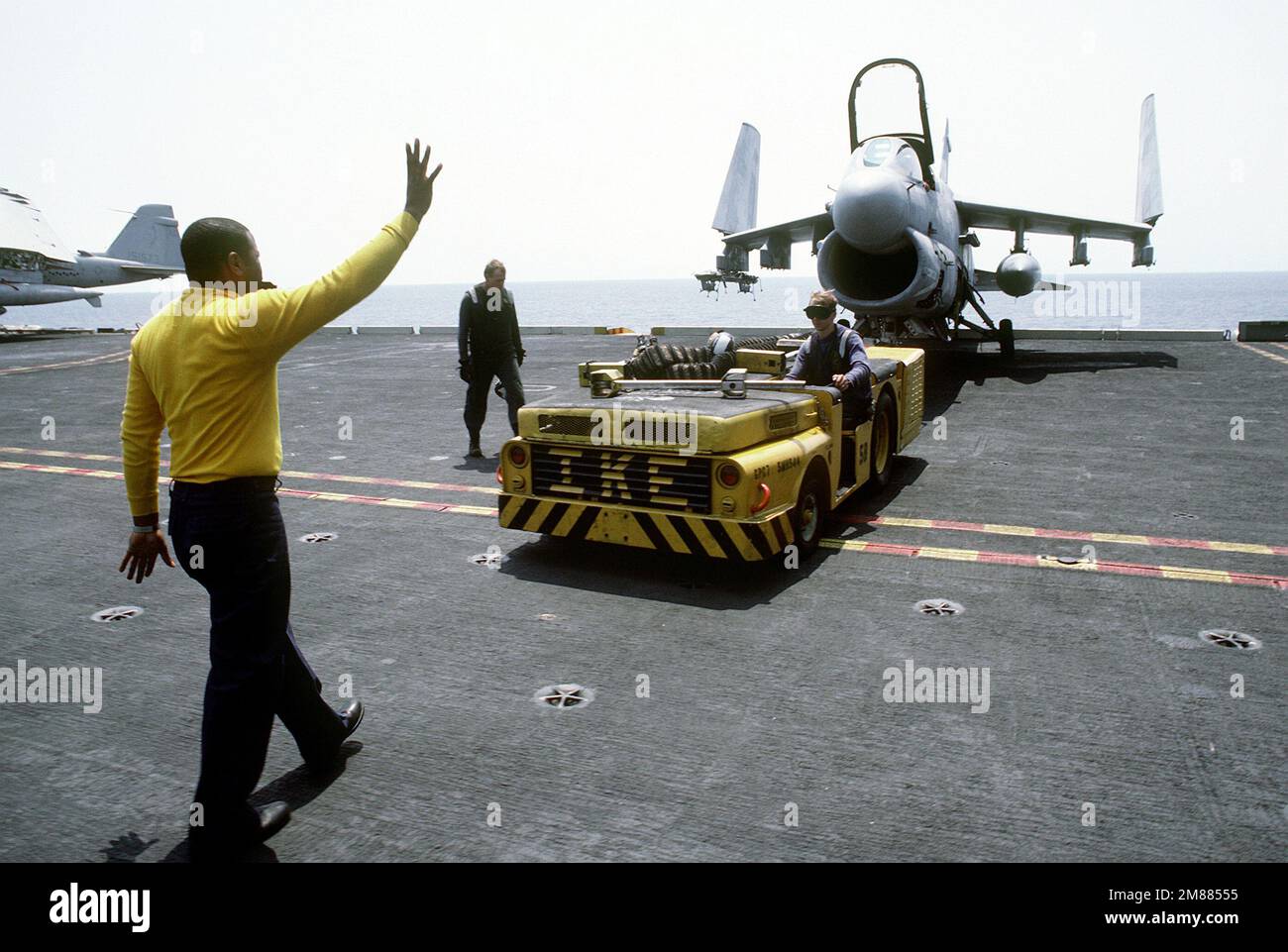 Un directeur d'avion supervise le remorquage d'un Avion A-7E Corsair II ...