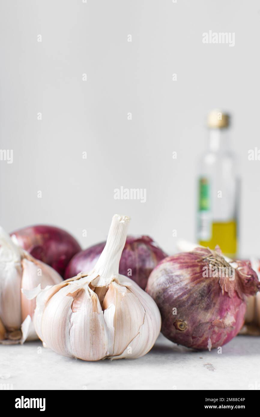 Bulbe d'ail et oignons sur un plateau en marbre, ail avec une gousse ...