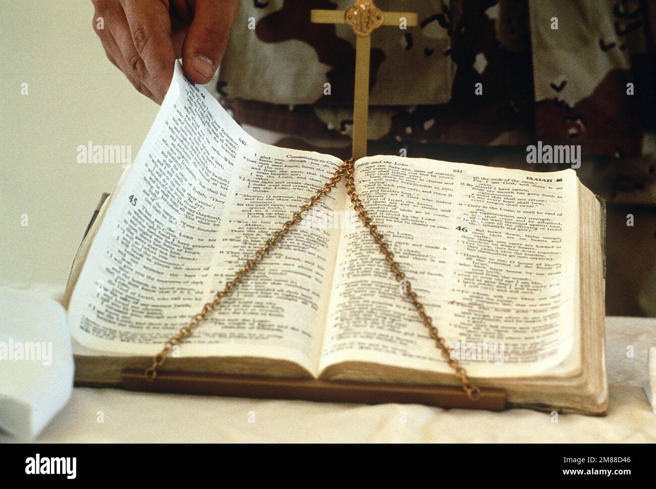 Gros plan de la Bible et de la trousse de croix utilisés dans les ...