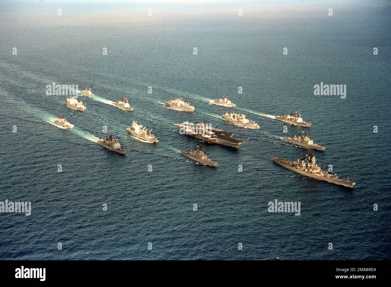 Le cuirassé USS IOWA (BB-61) et le porte-avions USS MIDWAY (CV-41) sont ...