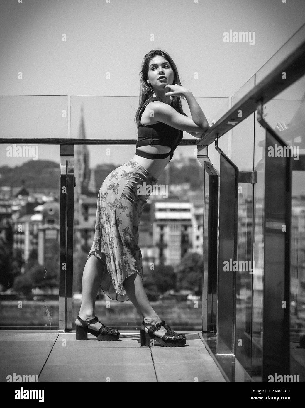 Portrait Dune Jeune Femme Sur La Terrasse Dun Hôtel Qui Donne Sur La