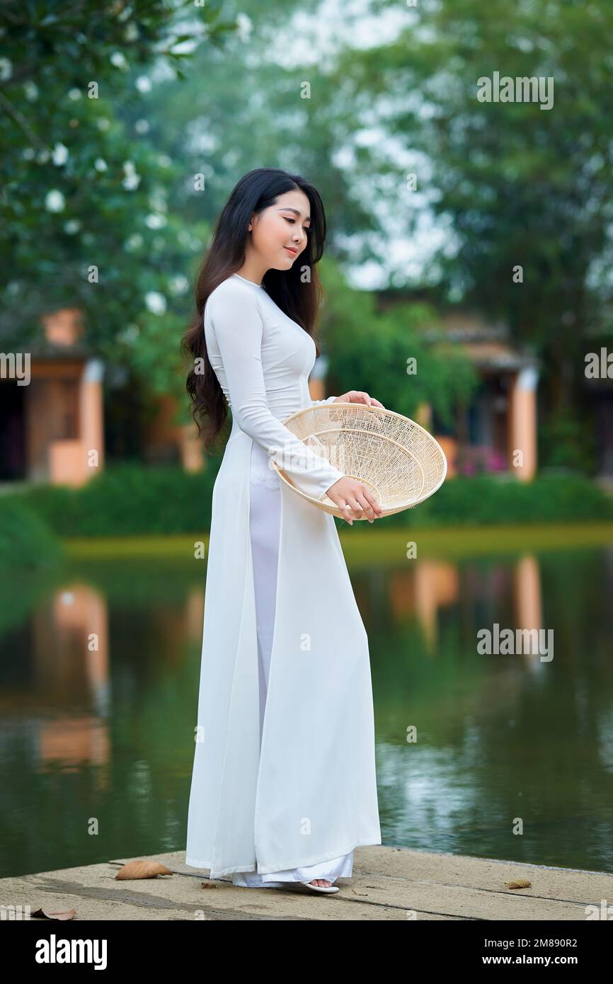 Ho Chi Minh ville, Viet Nam: AO Dai est une robe traditionnelle du ...