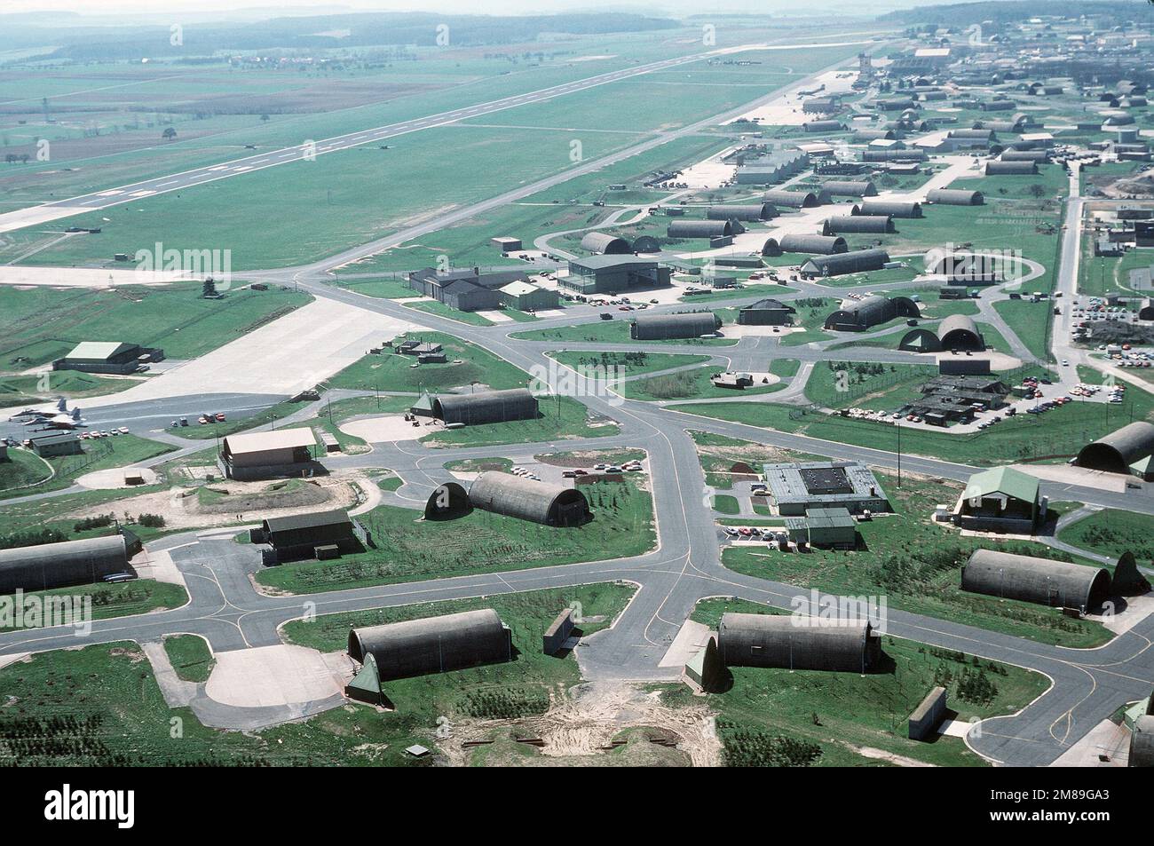 Vue aérienne des abris et des hangars de l'avion sur la base. Base ...