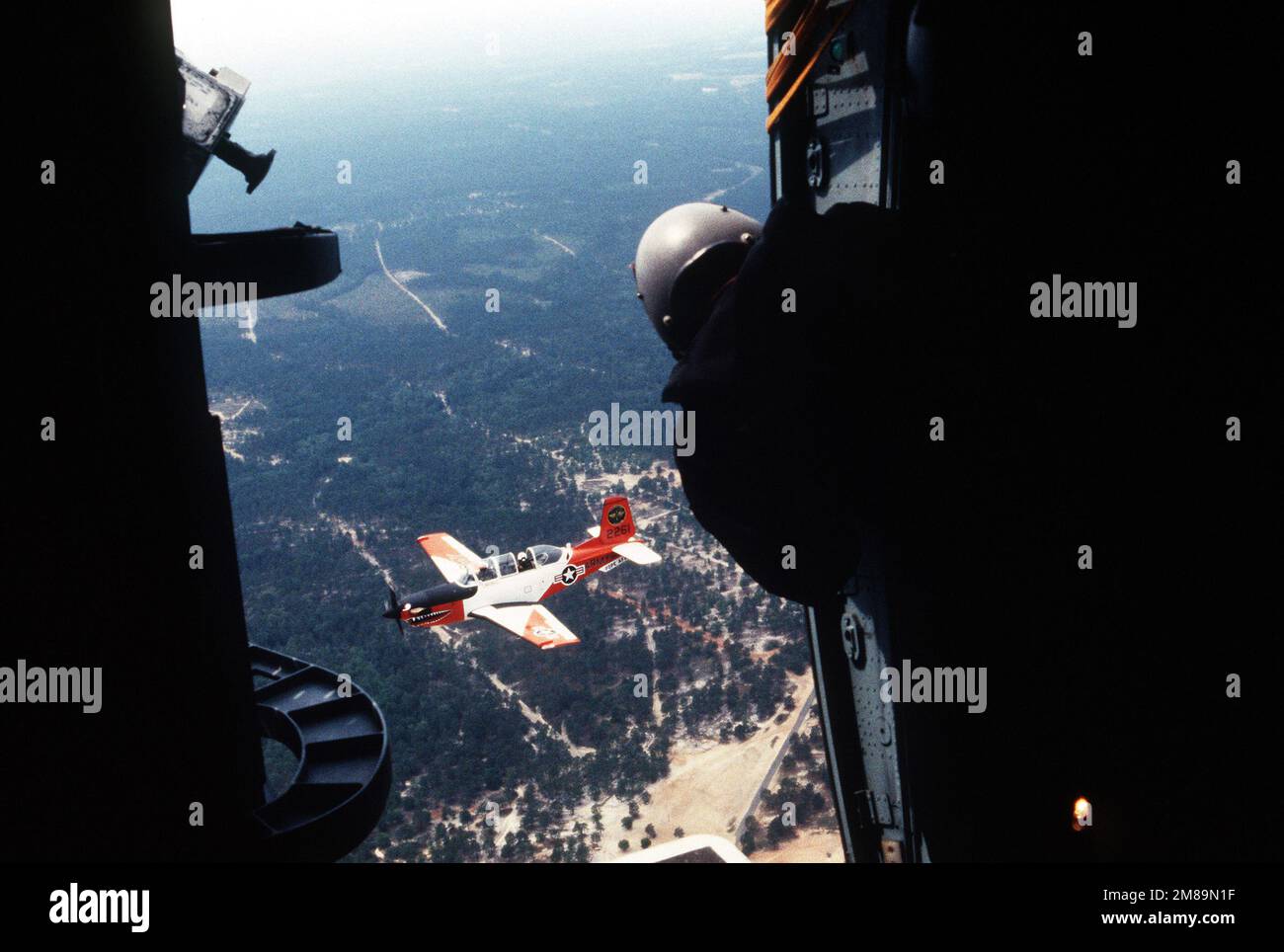 Un maître de saut à bord d'un avion de transport aérien militaire 436th ...