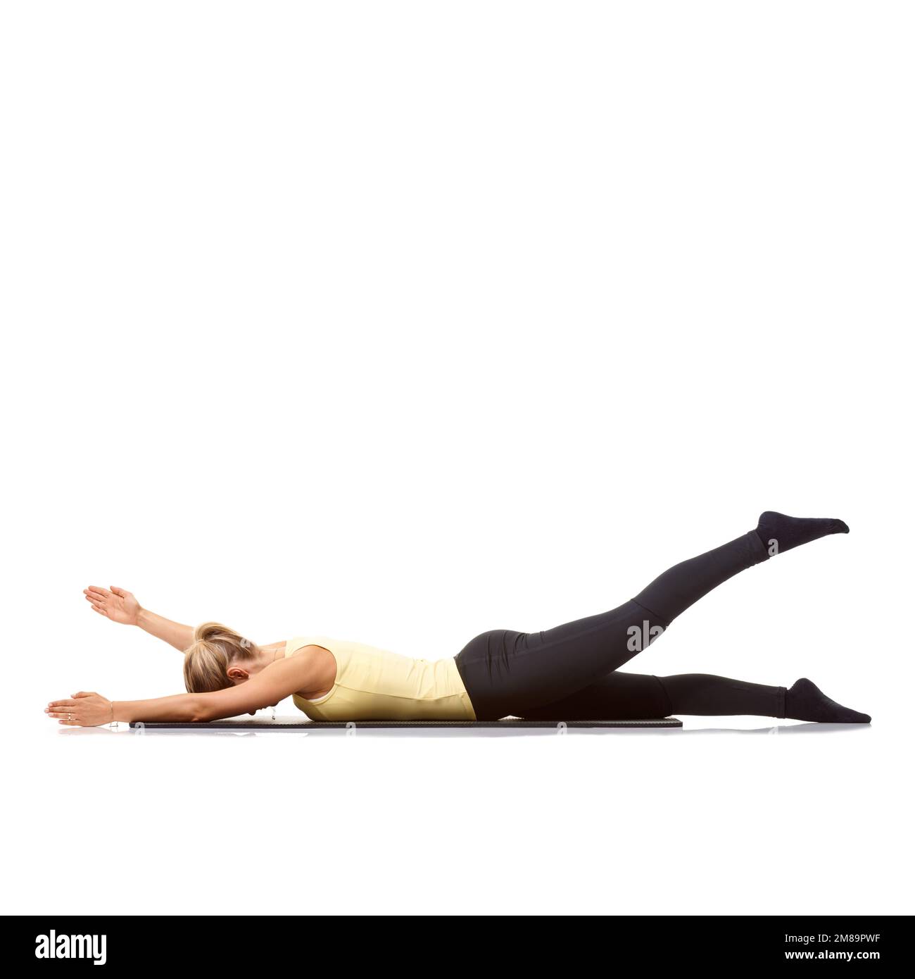 La technique est mise en pratique. Une jeune femme en forme allongée ...