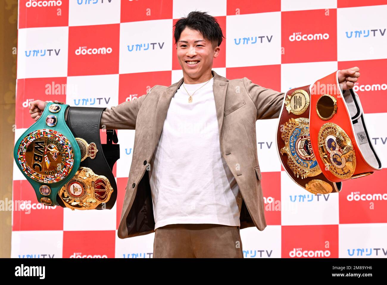 Le boxeur Naoya Inoue du Japon pose pour des photos lors d'une ...