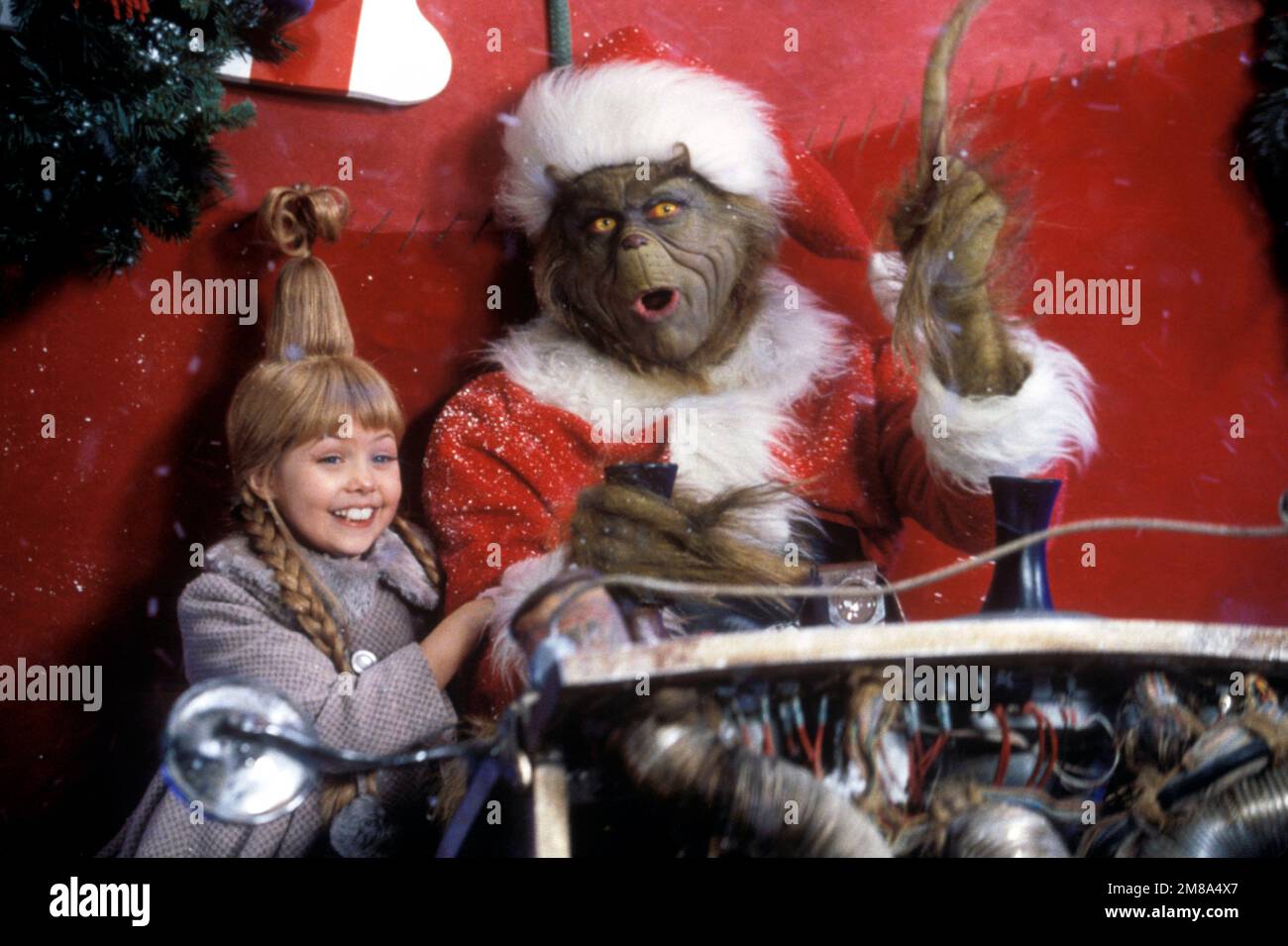 JIM CARREY et TAYLOR MOMSEN dans LA FAÇON DONT LE GRINCH A VOLÉ NOËL ...