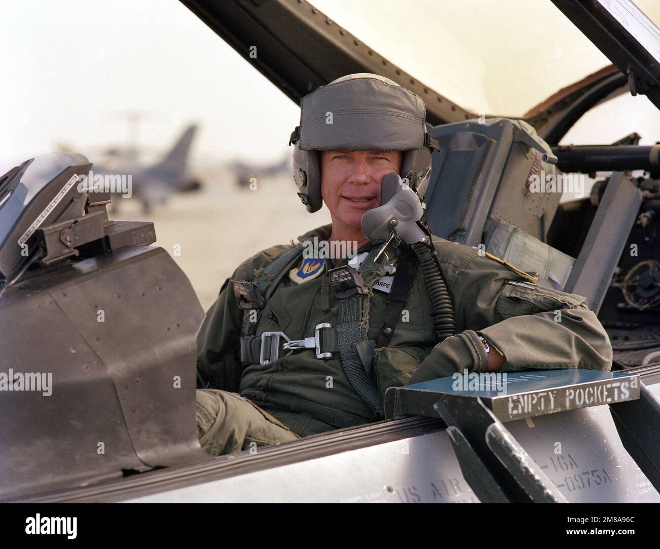 Le major général Winfield S. Harpe, commandant de la Force aérienne ...