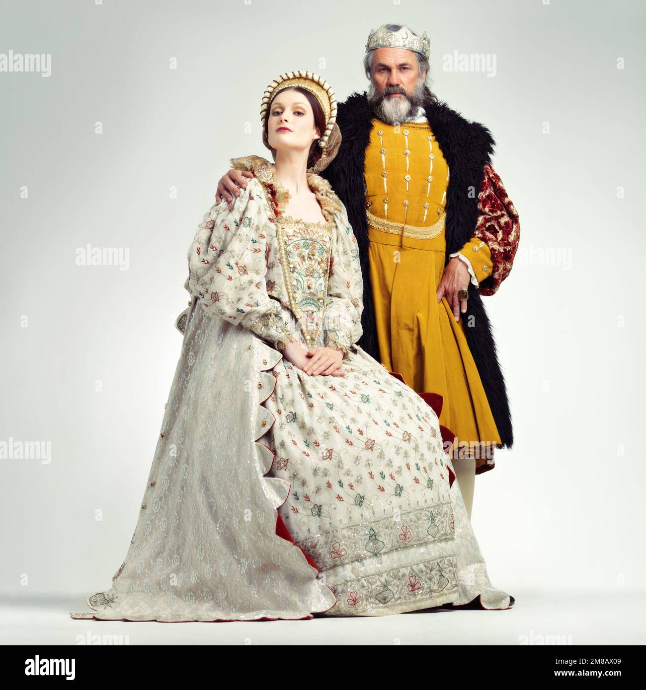 Roi, reine et portrait royal d'un couple en studio pour la renaissance ...