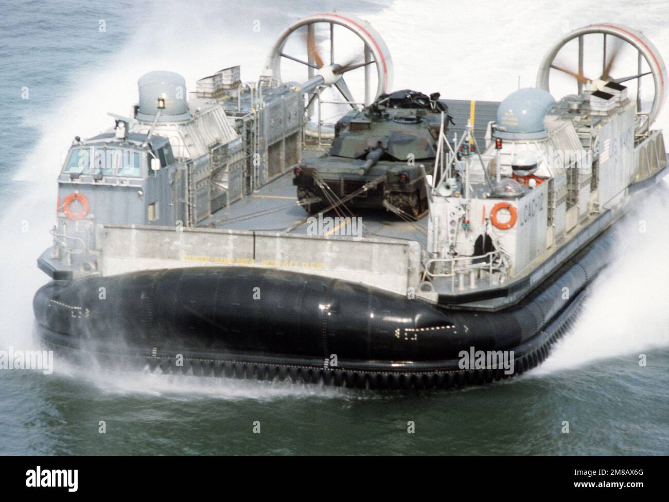 Vue rapprochée de l'avant-port de l'embarcation à coussin d'air LCAC-12 en cours près de la base ...