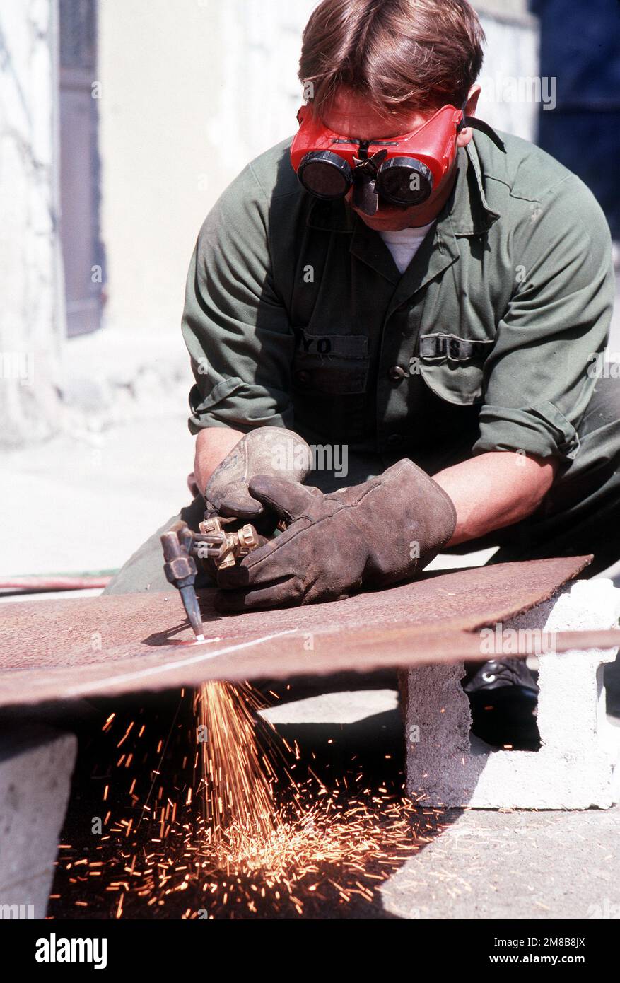 Activité de soutien naval Steelworker 3rd classe Anthony Mayo coupe une ...