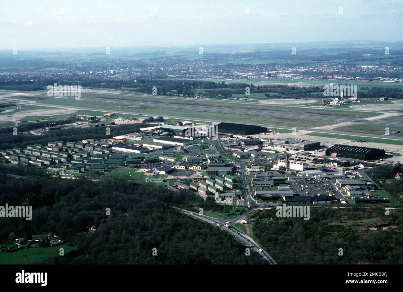 Une vue aérienne de la piste principale et d'une partie de la base. La ...