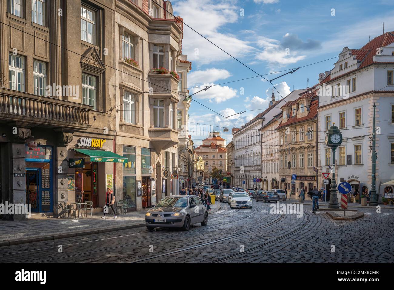 L'architecture des bâtiments et les rues de prague Banque de ...