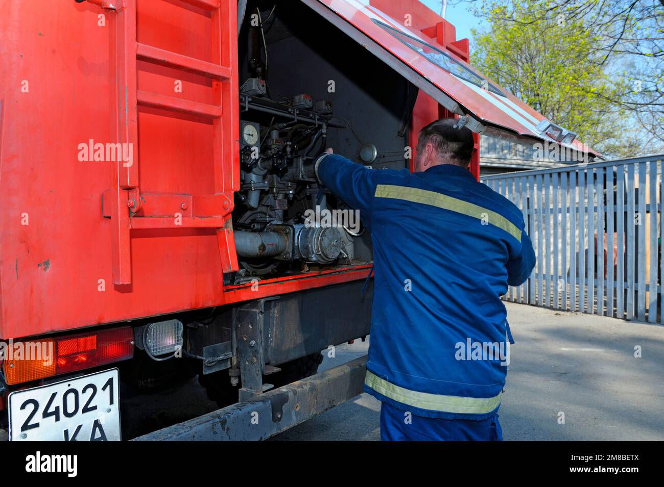 Pompier qui active le moteur de la pompe à eau sur le tableau de ...