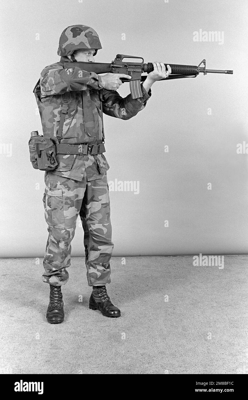 Une Marine démontre une position de tir debout avec un fusil M-16A2 5 ...