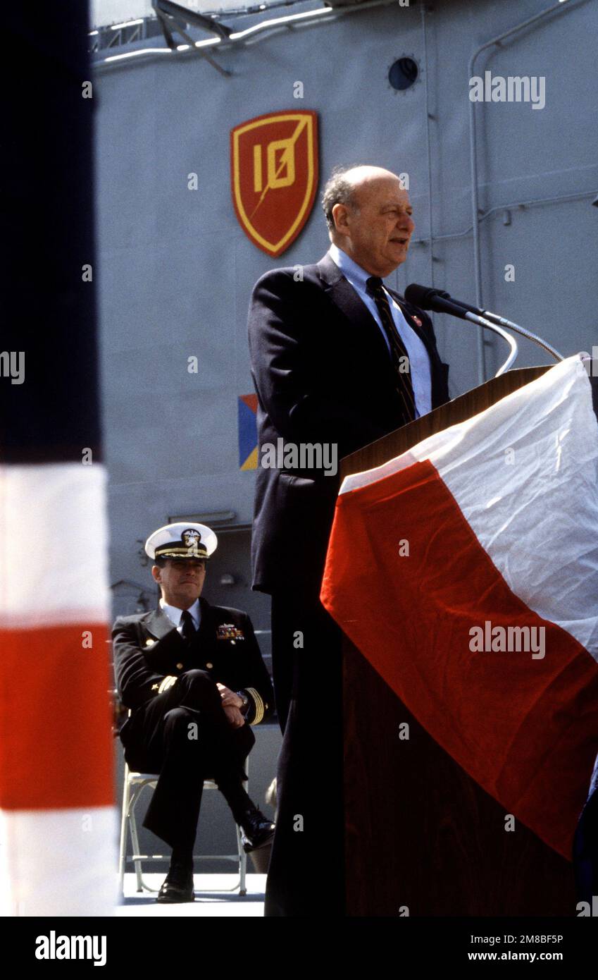 Ed Koch, maire de New York, parle lors de l'inauguration du Pier 1 à ...