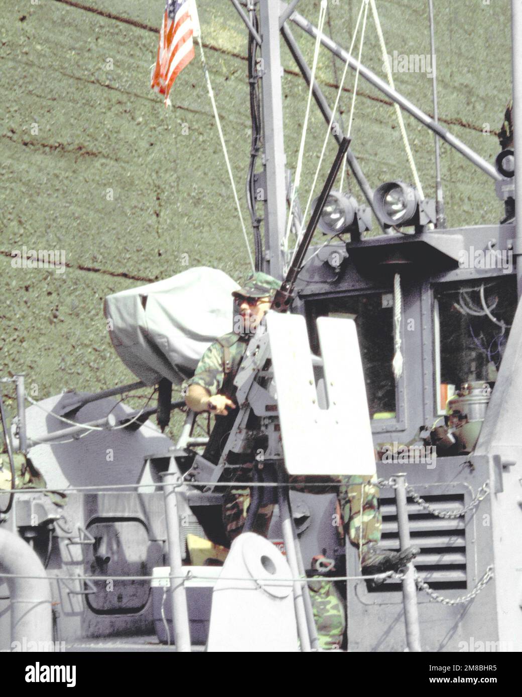 Un tireur sur un bateau de patrouille fluvial PBR Mark 3 de l'unité ...