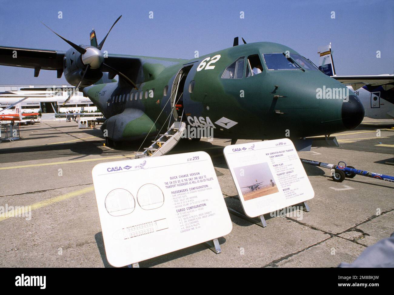 Un avion CN-235 espagnol est ouvert aux visiteurs du salon ...