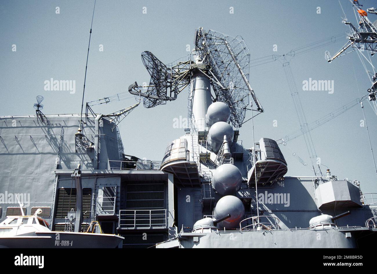 Une vue de quatre radars électroniques (ECM) du Globe grand côté ...