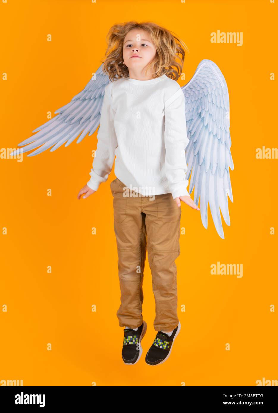 Petit saut d'ange, saut d'enfant, corps entier. Beau petit ange. Prise ...
