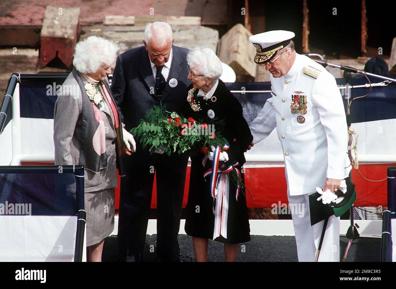 Après le lancement du destroyer de missile guidé ARLEIGH BURKE (DDG 51 ...