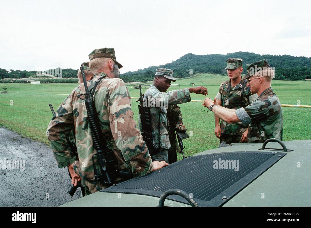 Les Marines portant des fusils M16A2 participent à une compétition de ...