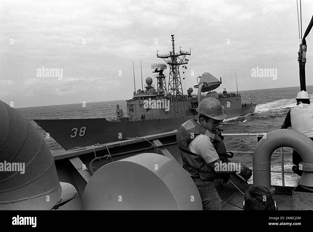 La frégate de missile guidée USS CURTS (FFG-38) vient à côté du navire ...