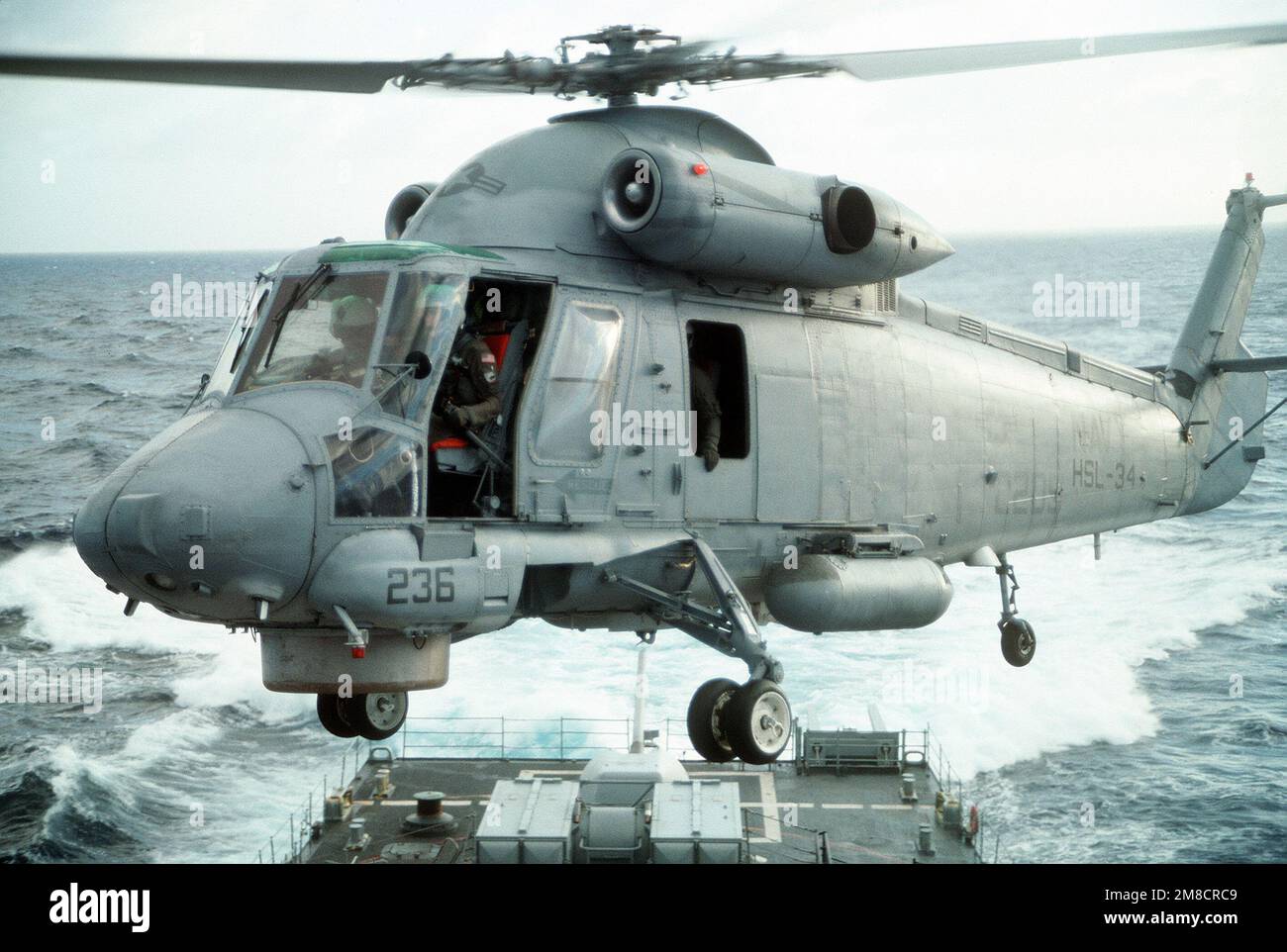 Un hélicoptère SH-2F Sea Sprite de l'Escadron 34 (HSL-34), hélicoptère ...