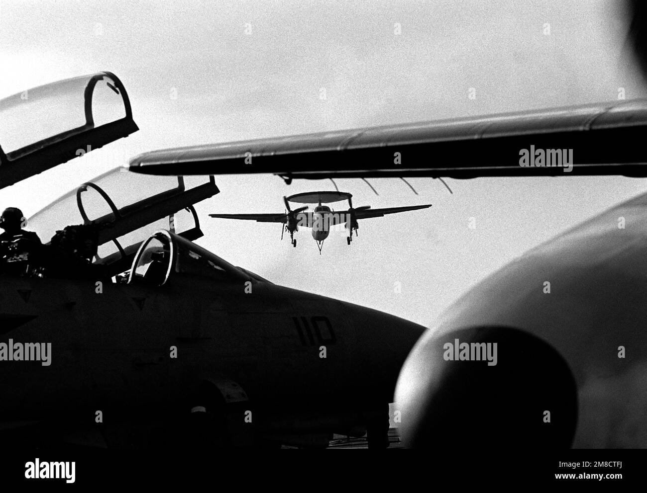 Un avion Hawkeye E-2C s'approche pour un atterrissage sur le porte ...