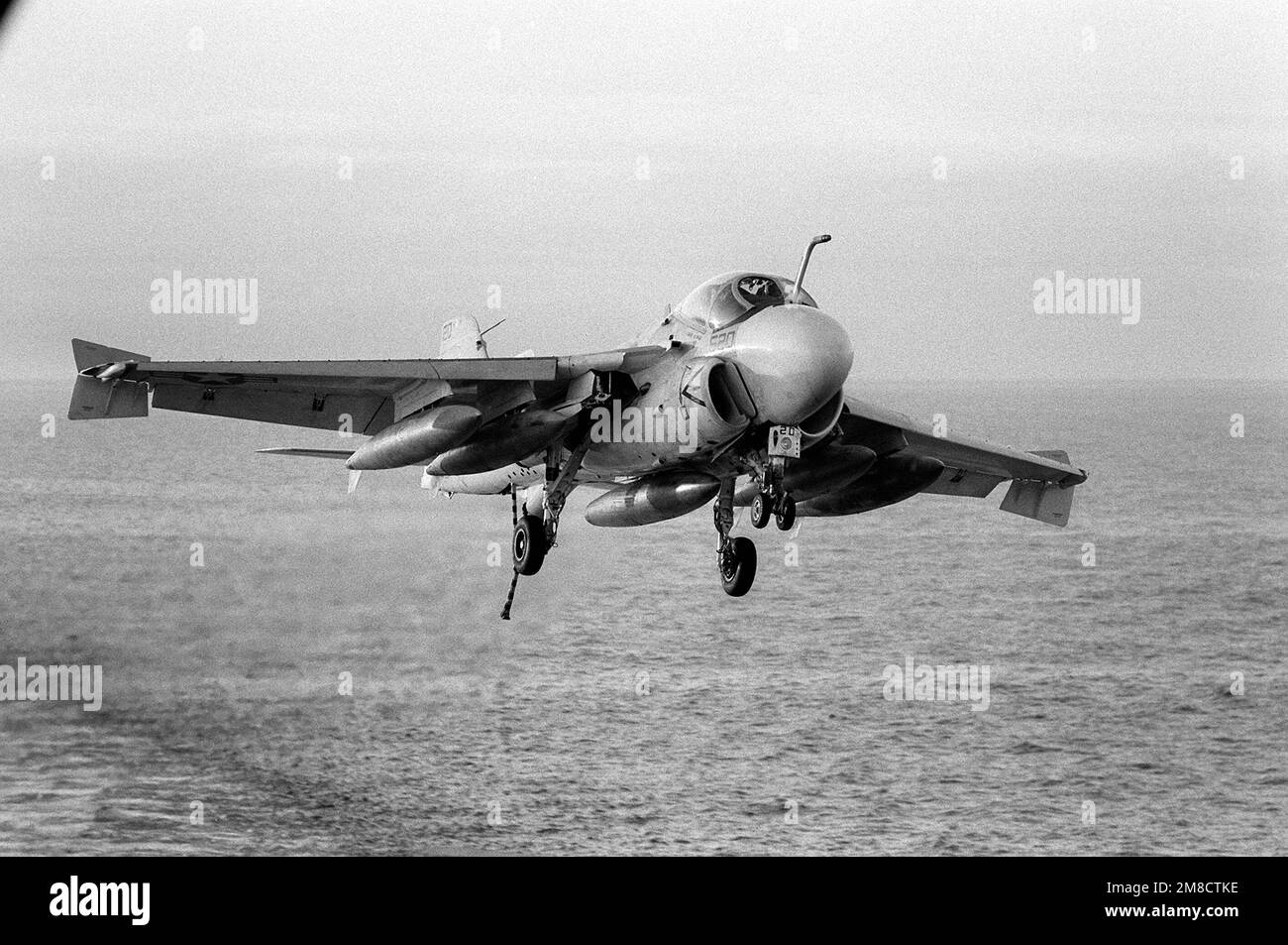 Un avion Intruder KA-6D s'approche pour un atterrissage sur le pont de ...