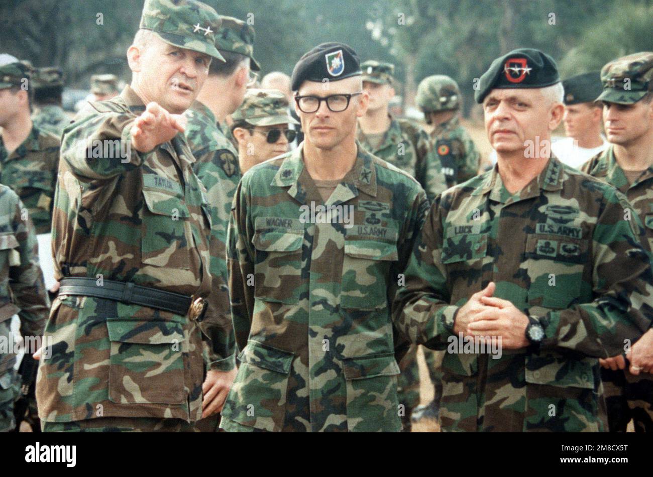 MAJ. GÉN. Horace G. Taylor, à gauche, commandant général, 24th ...